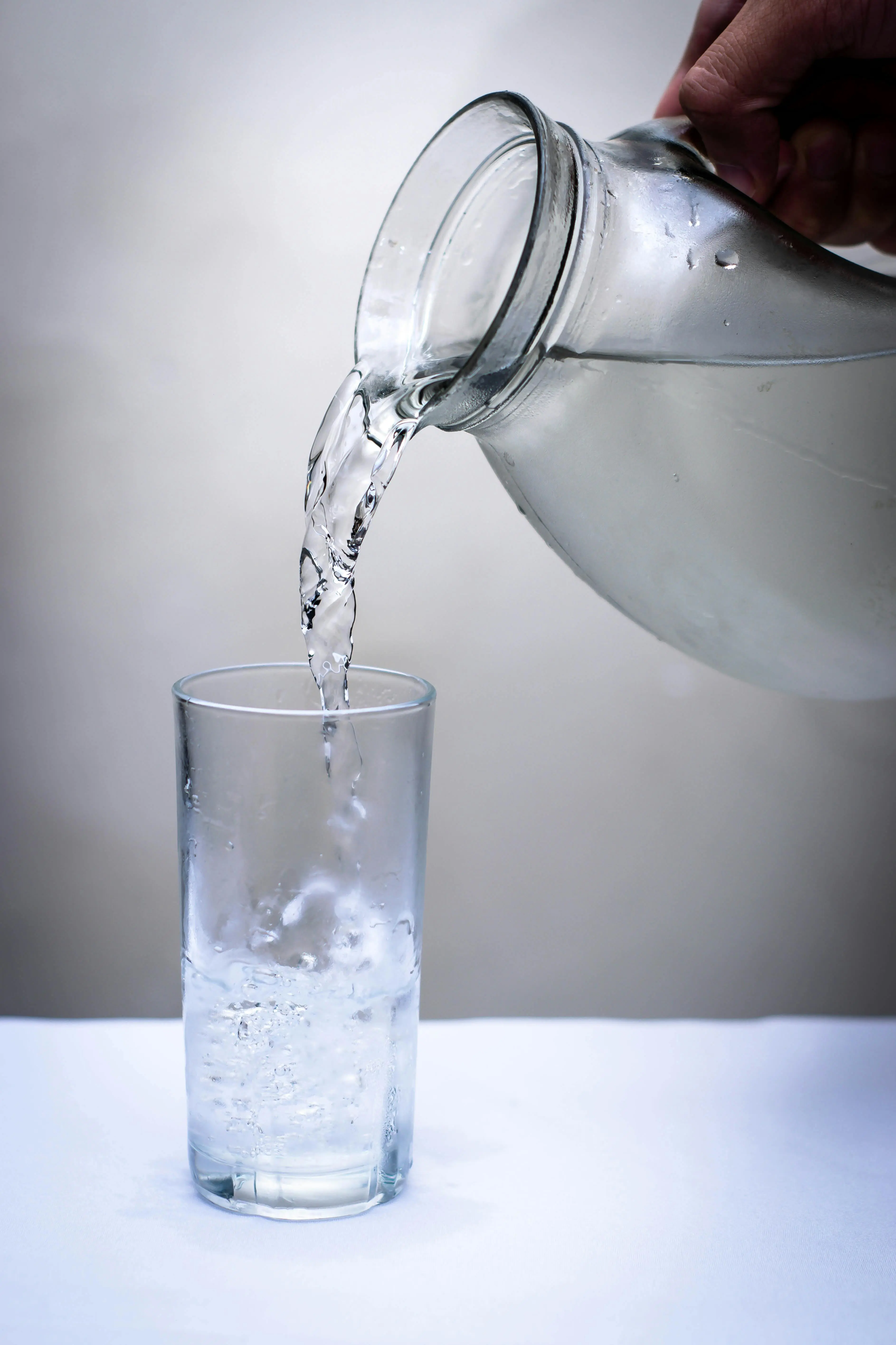Warmes Wasser trinken am Morgen: 3 Vorteile im Überblick